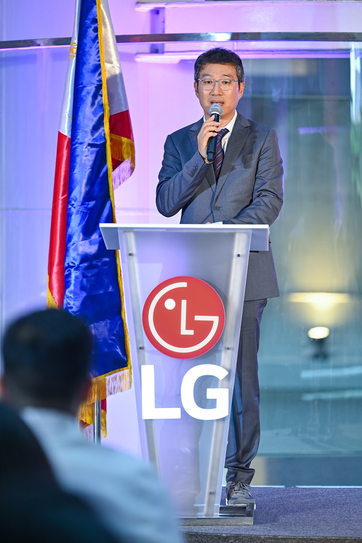 LG Marks 12 Years of OLED with Isaiah Cacnio's "Fragments" at National ...