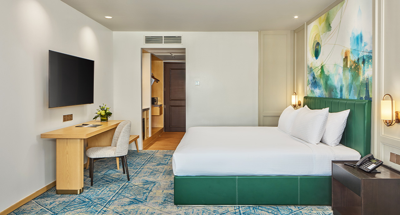 The Heritage Hotel Manila: New Millennium Club Rooms, Same Signature of ...